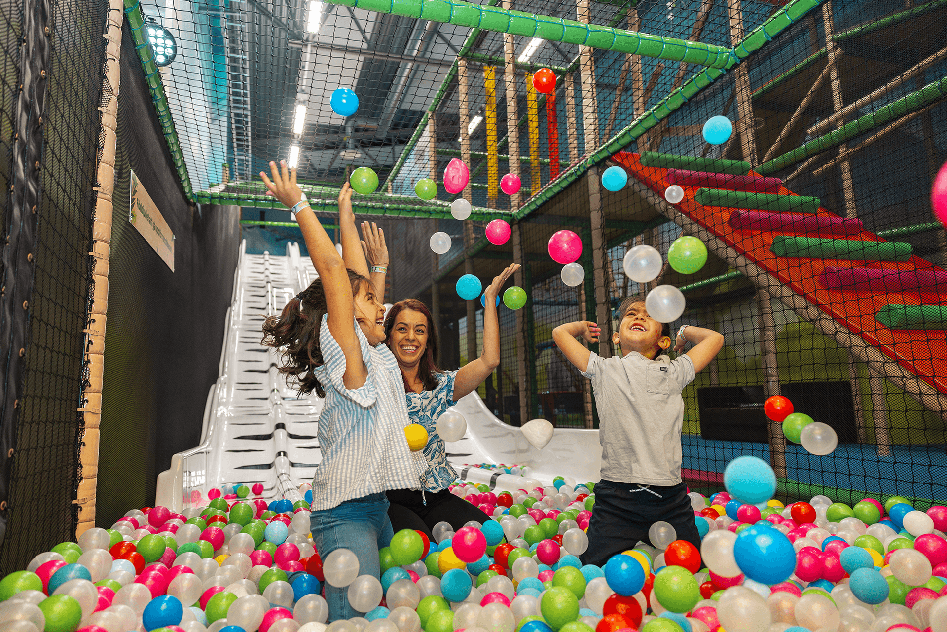 Entrances - Buy ticket & book playtime | Leo's Lekland