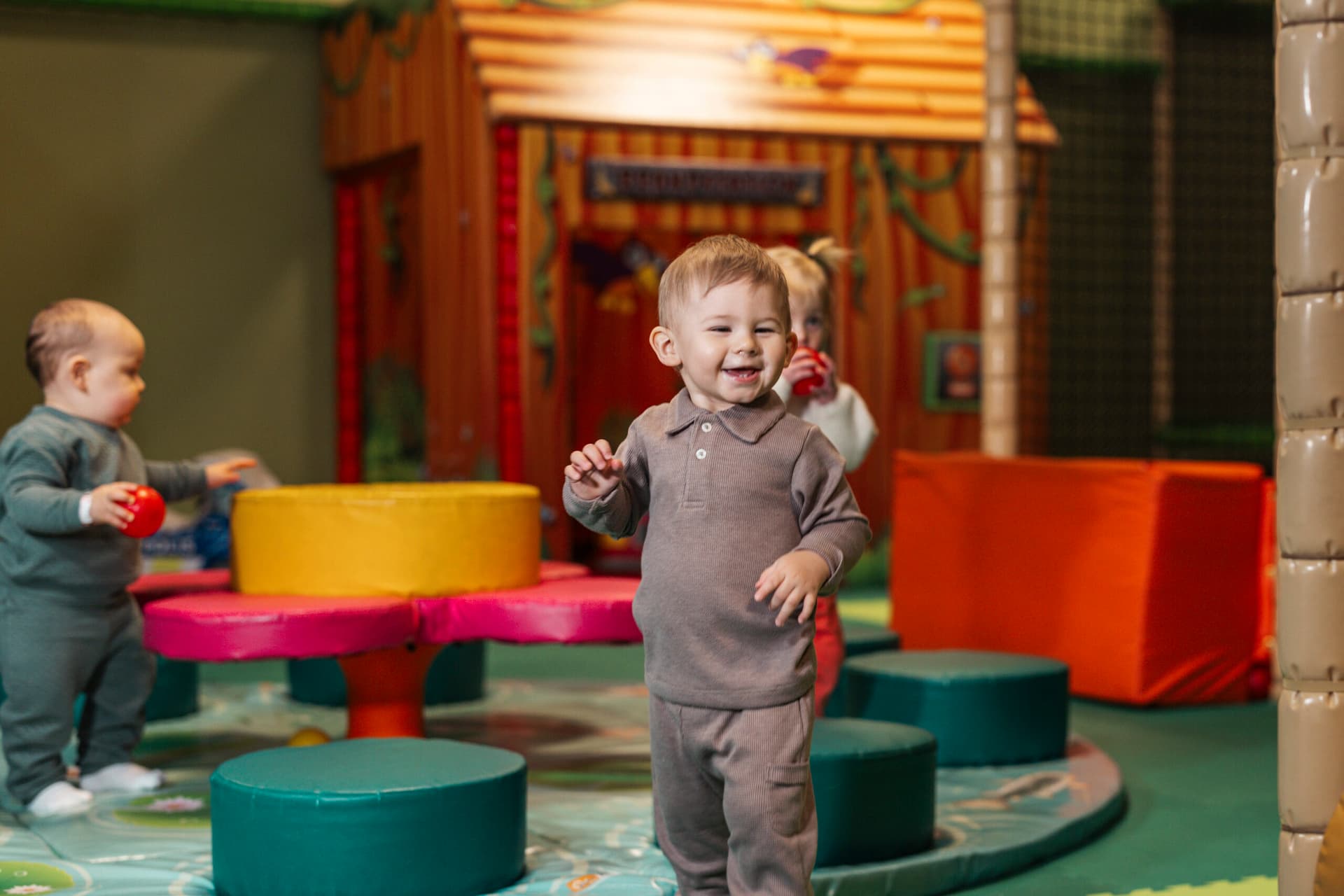 Entrances - Buy ticket & book playtime | Leo's Lekland